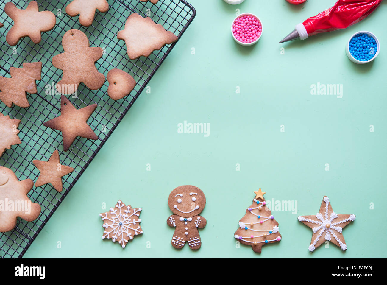 Decorating gingerbread with sugar icing Stock Photo - Alamy