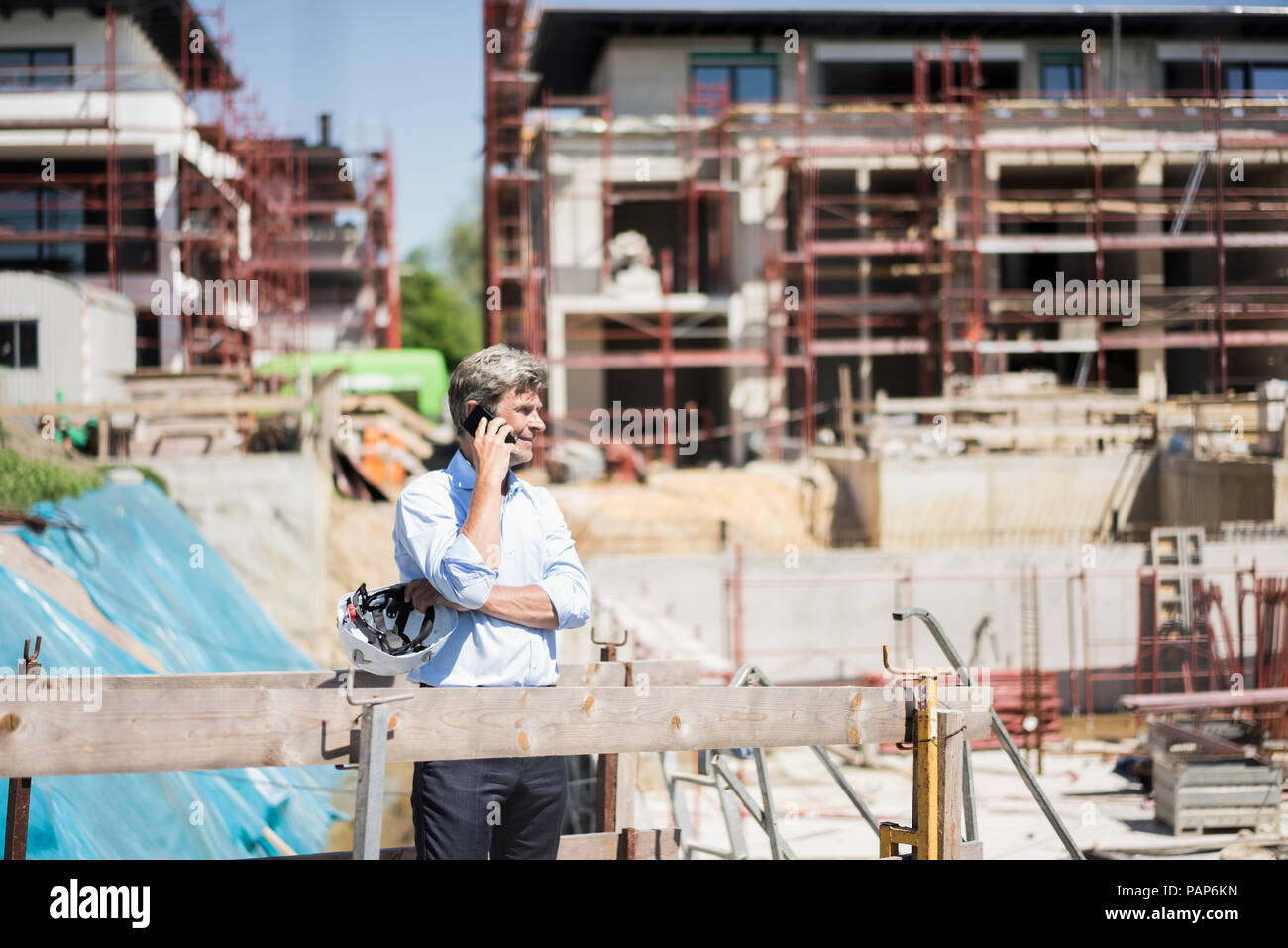 Man phone construction site hi-res stock photography and images - Alamy