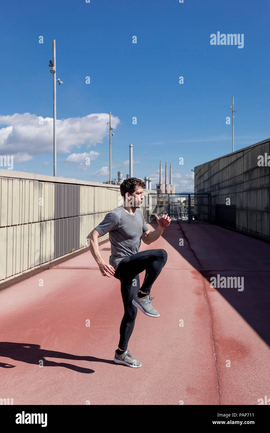 Man running between walls hi-res stock photography and images - Alamy