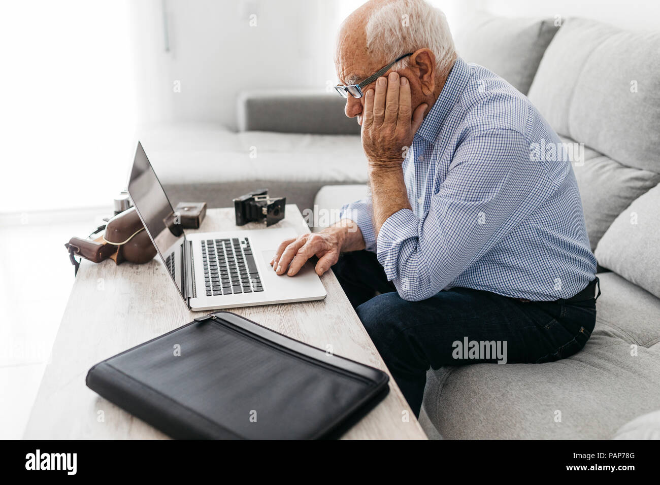 Old photo cameras hi-res stock photography and images - Alamy