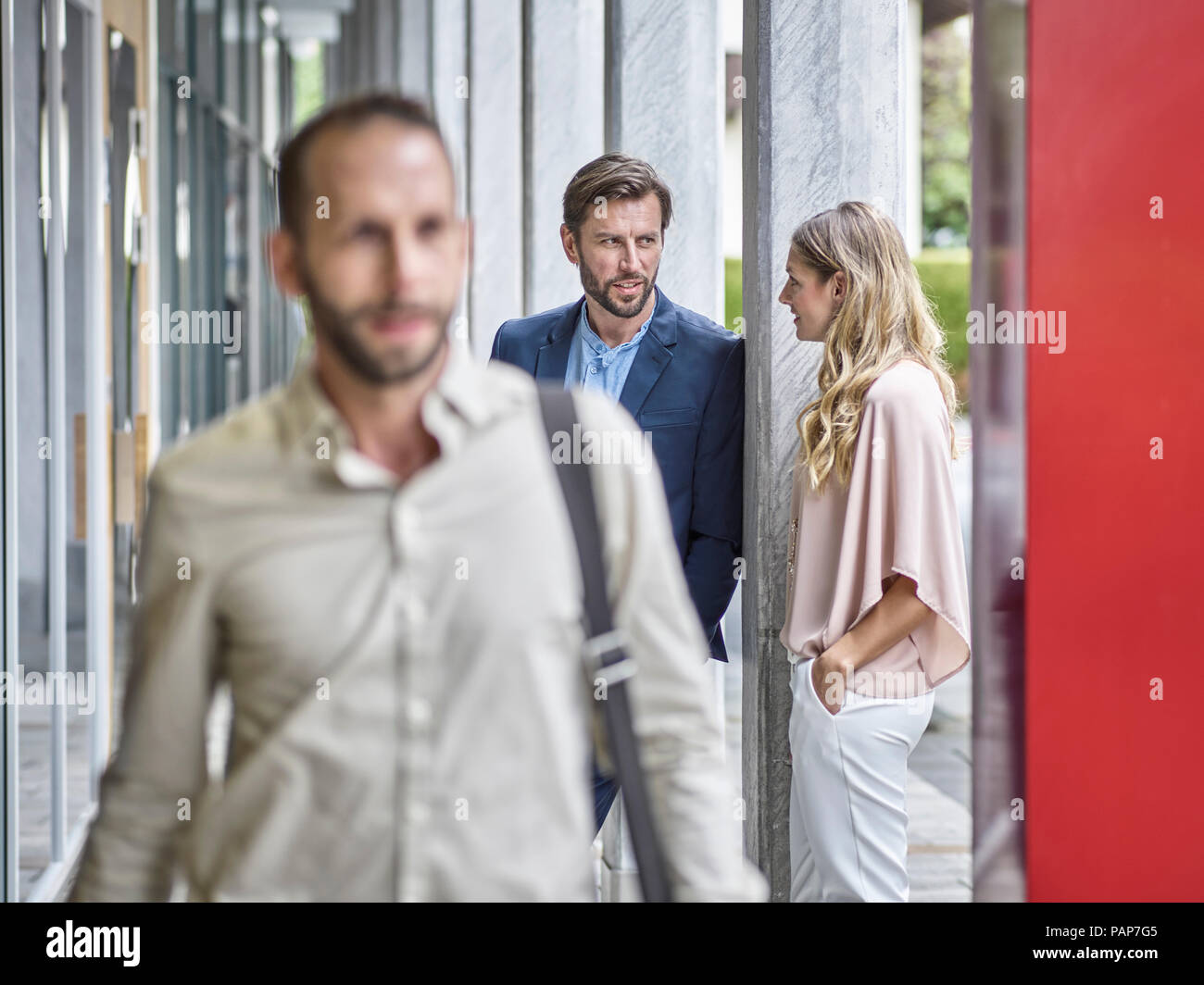 People working together outside hi-res stock photography and images - Alamy