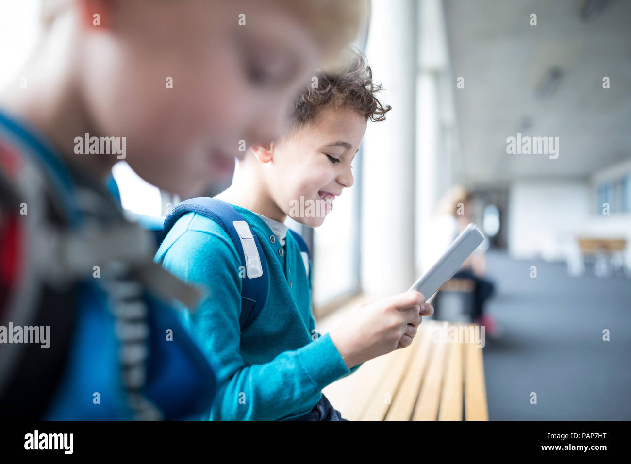 Smiling pupils tablet school corridor hi-res stock photography and ... Smiling pupils tablet school corridor hi-res stock photography and ...