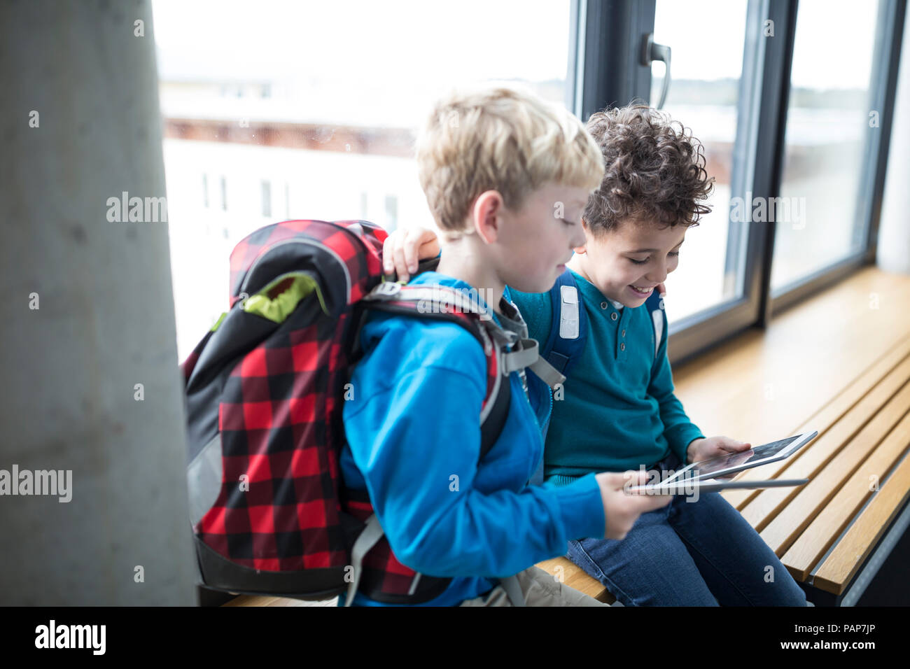 Smiling pupils sharing a tablet on school corridor Stock Photo - Alamy Smiling pupils sharing a tablet on school corridor Stock Photo - Alamy