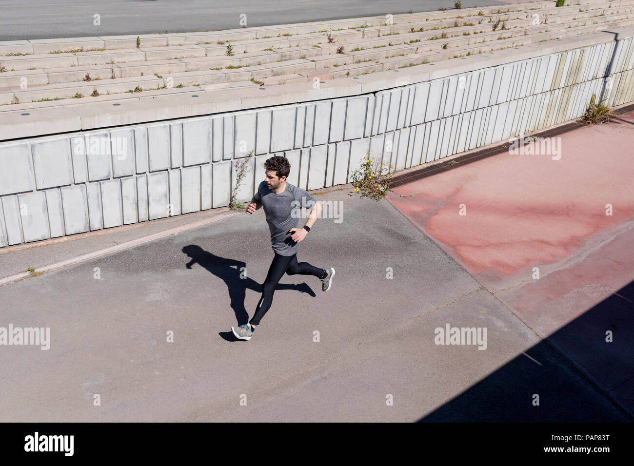Sportive man runinng at a wall Stock Photo - Alamy