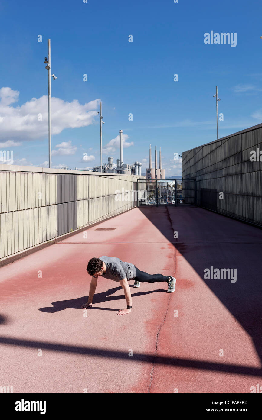 Man running between walls hi-res stock photography and images - Alamy