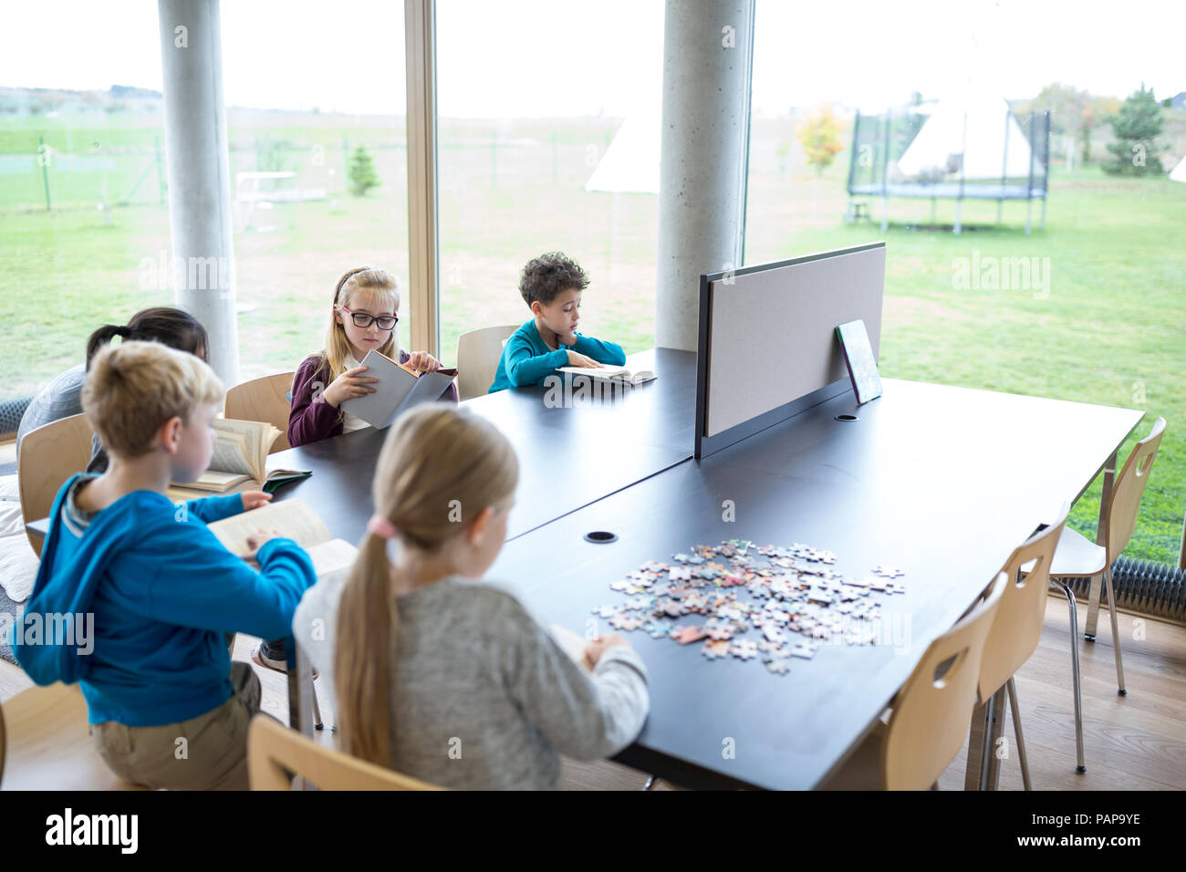 Primary school children table hi-res stock photography and images - Alamy