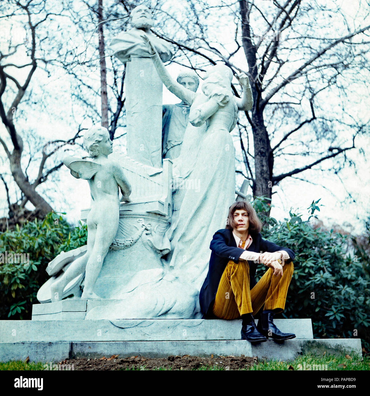 Der französische Schlager- und Protestsänger Antoine im Parc Monceau in ...