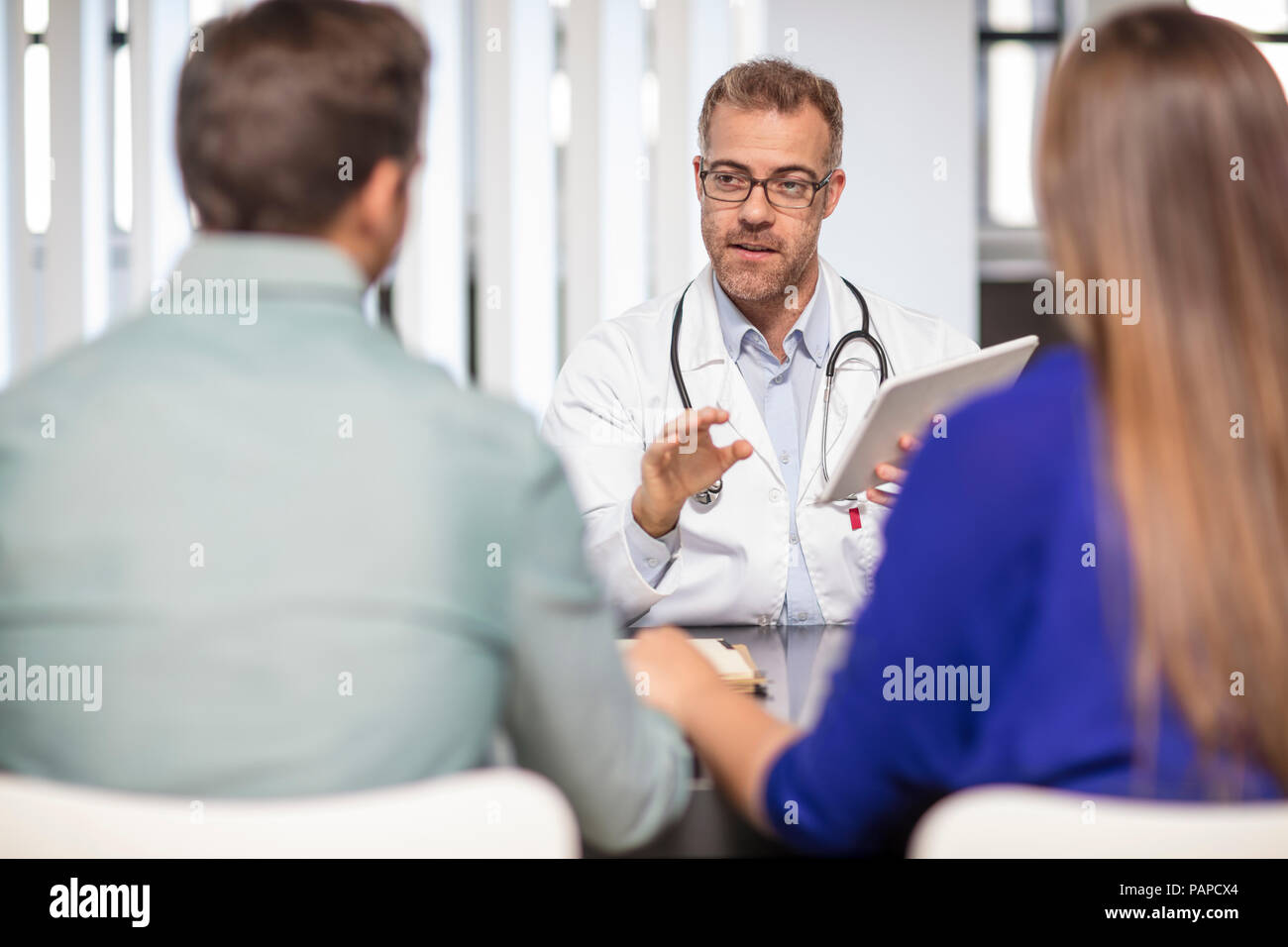 Medical talk talking hi-res stock photography and images - Alamy