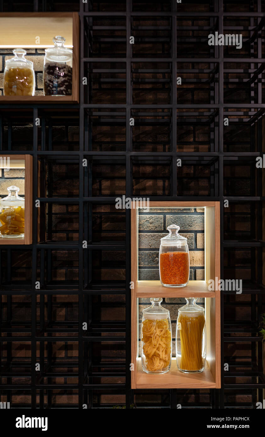 Pasta spaghetti supermarket shelf hi-res stock photography and images ...
