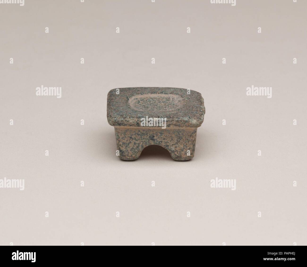 Kohl pot stand. Dimensions: h. 1.8 cm (11/16 in); w. 3.3 cm (1 5/16 in ...