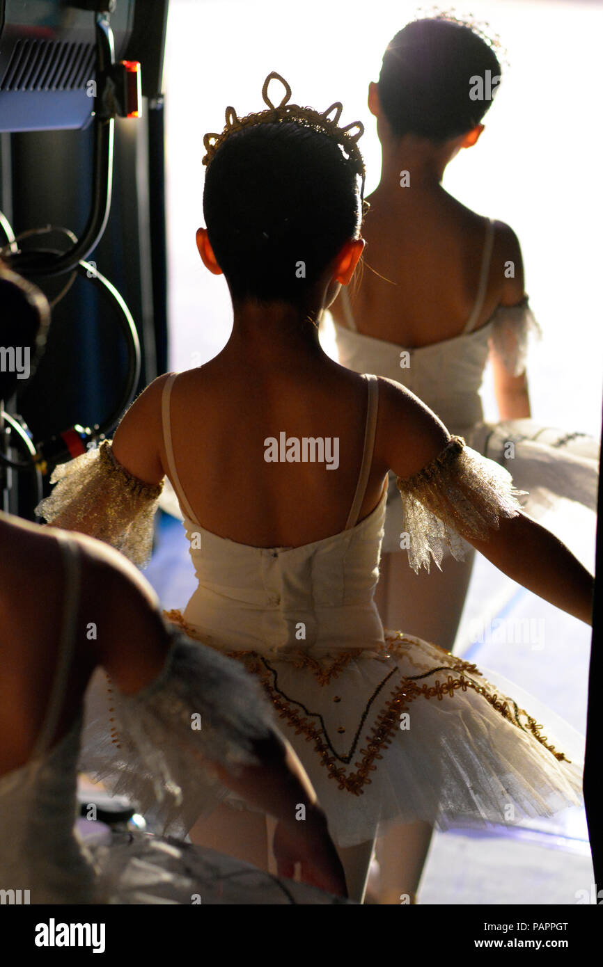 Waiting to go on stage at theatre hi-res stock photography and images ...