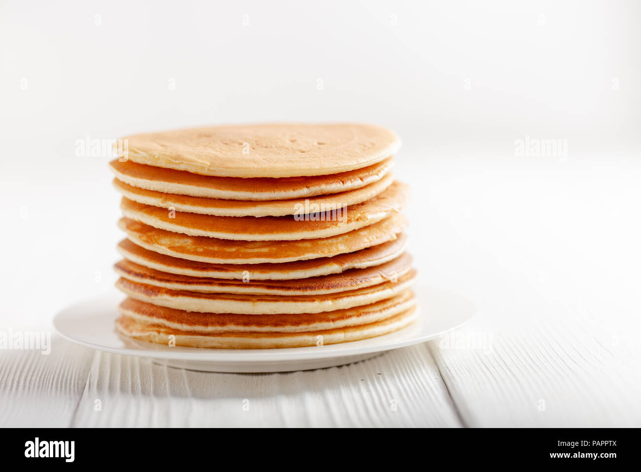 Stack plate hi-res stock photography and images - Alamy