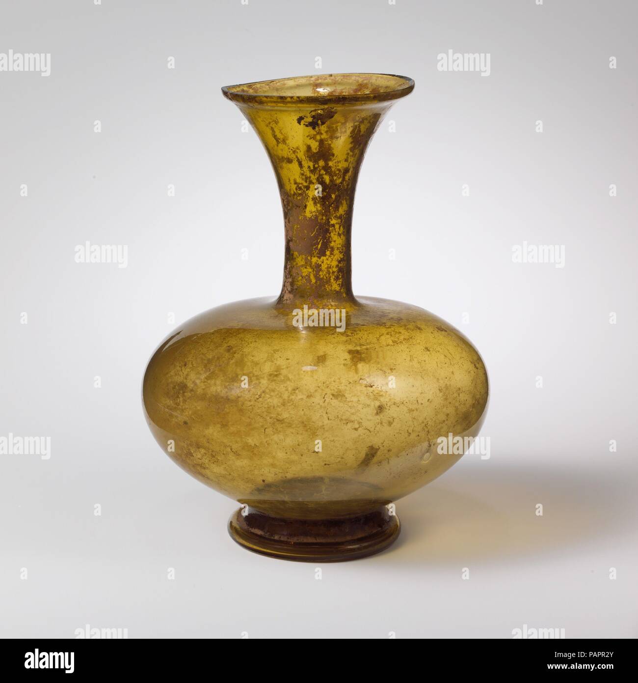Convex funnel shaped vase hi-res stock photography and images - Alamy