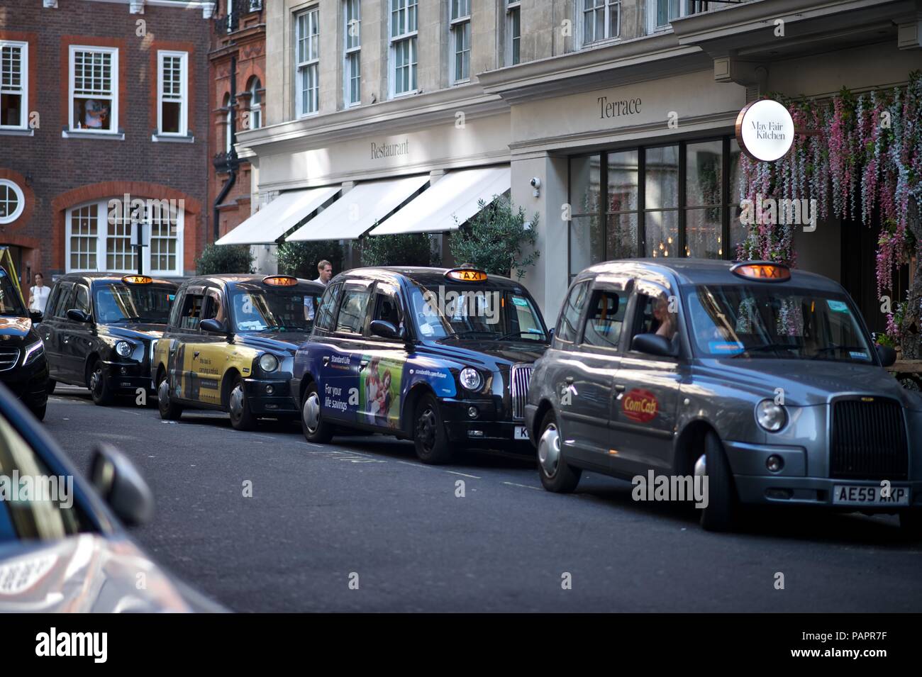 Traditional london black cab Stock Photo - Alamy
