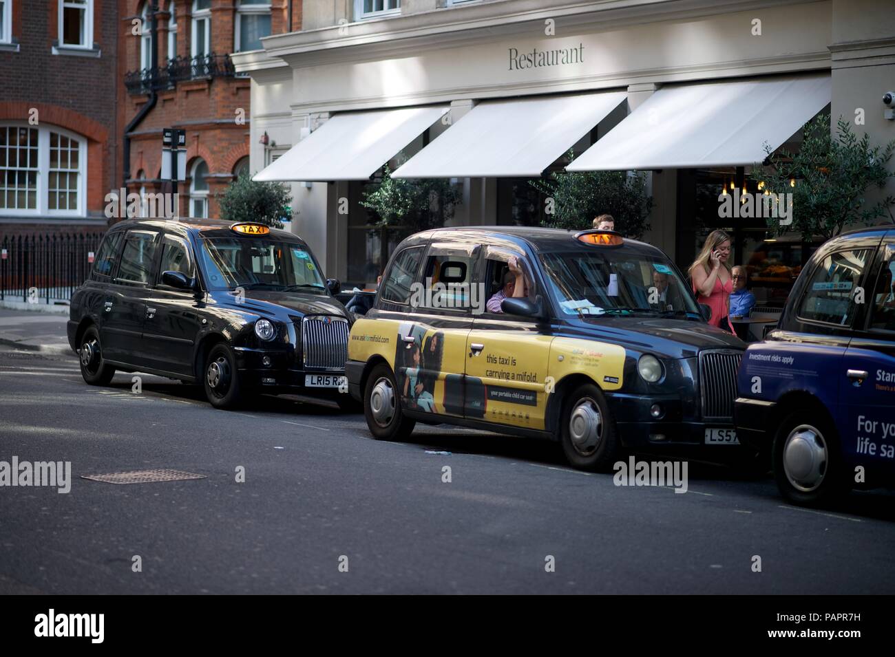Traditional london black cab Stock Photo - Alamy