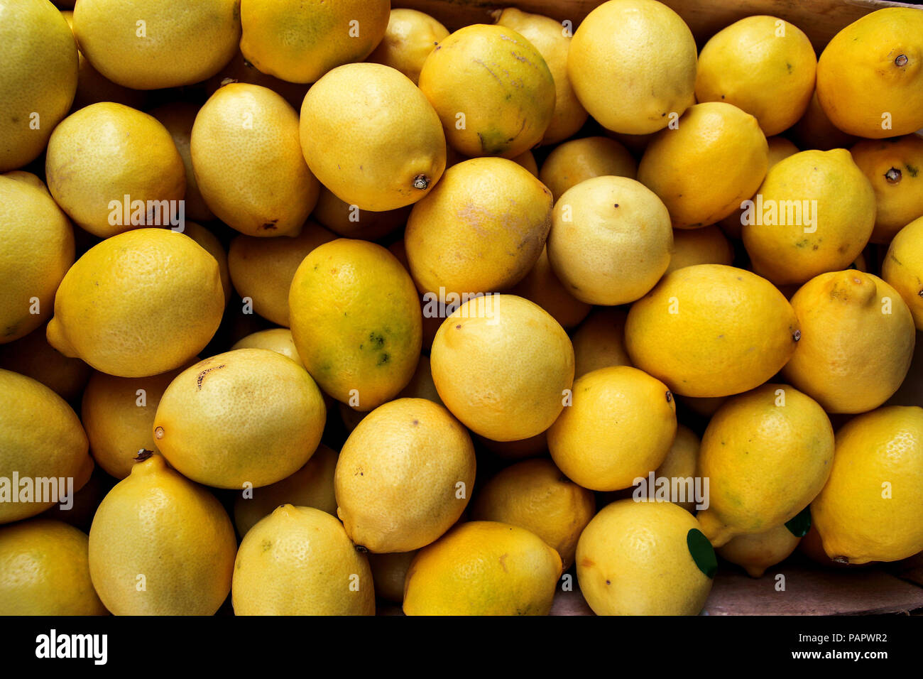 Organic fresh lemon on city green market Stock Photo - Alamy