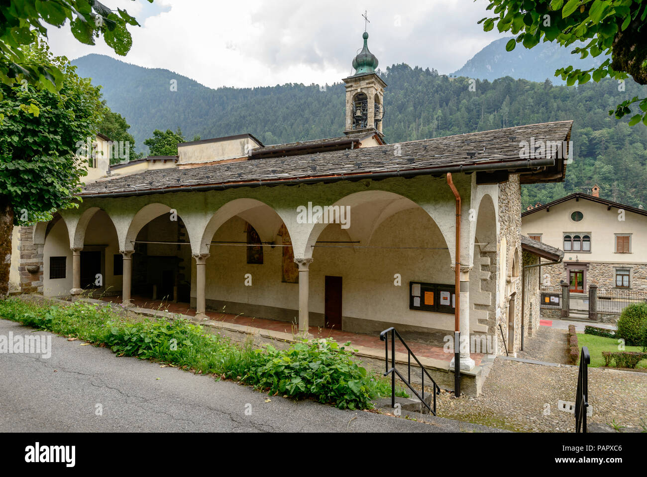 Romanesque arcade hi-res stock photography and images - Alamy