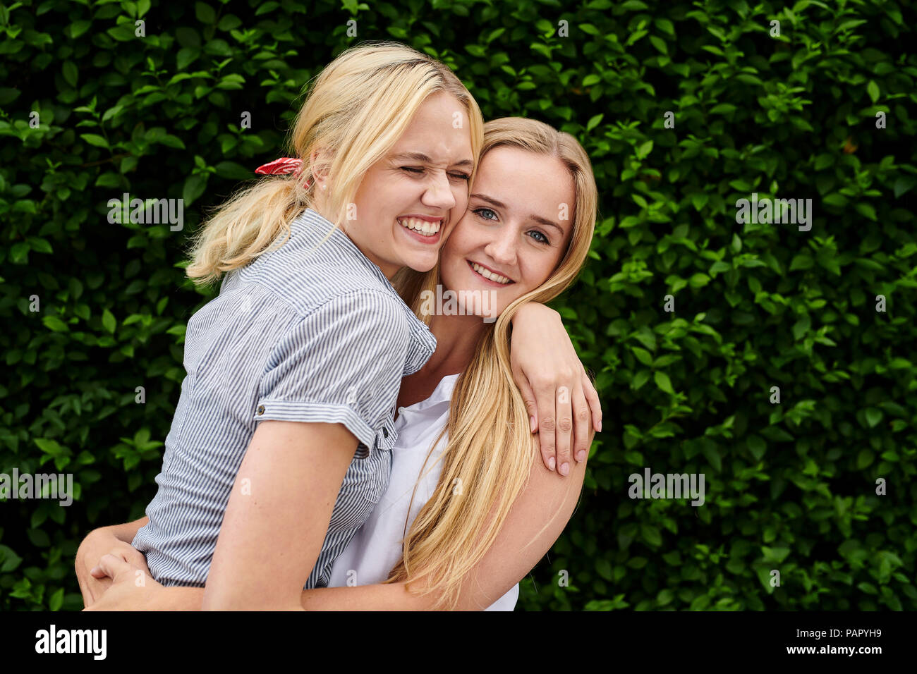 Women hugging friends female hi-res stock photography and images - Alamy