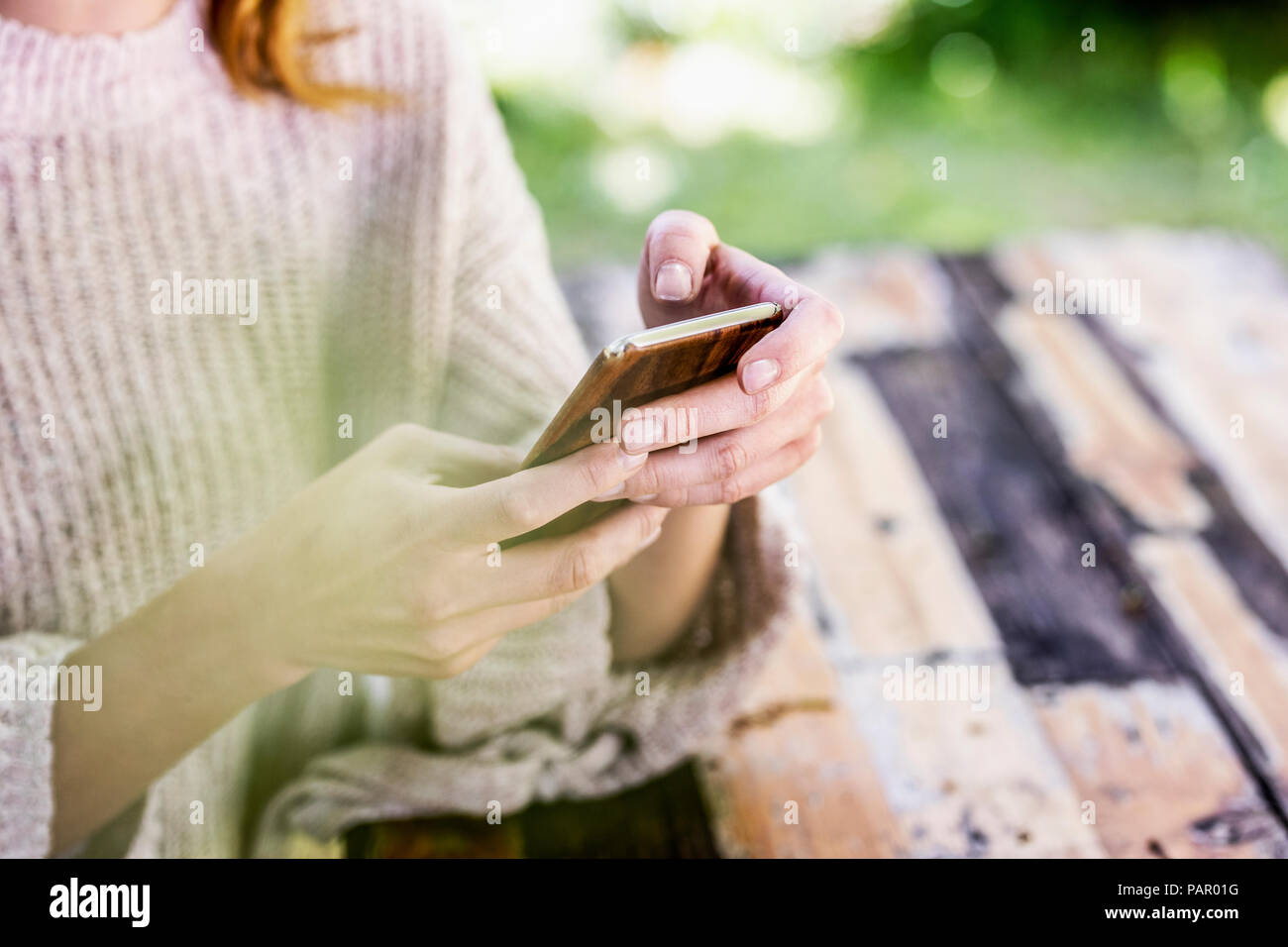 Messaging hands hi-res stock photography and images - Alamy