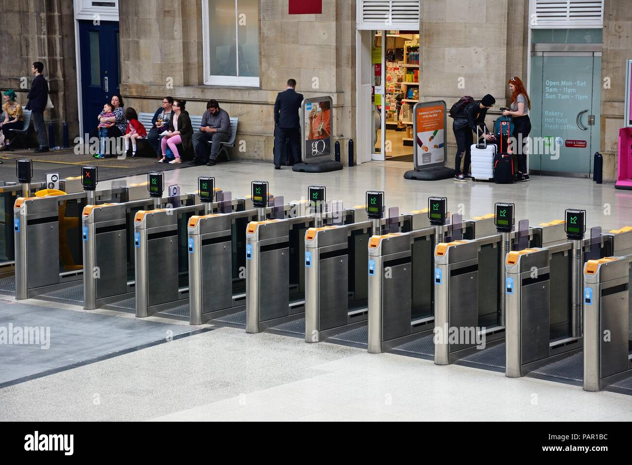 Ticket barriers uk hi-res stock photography and images - Alamy