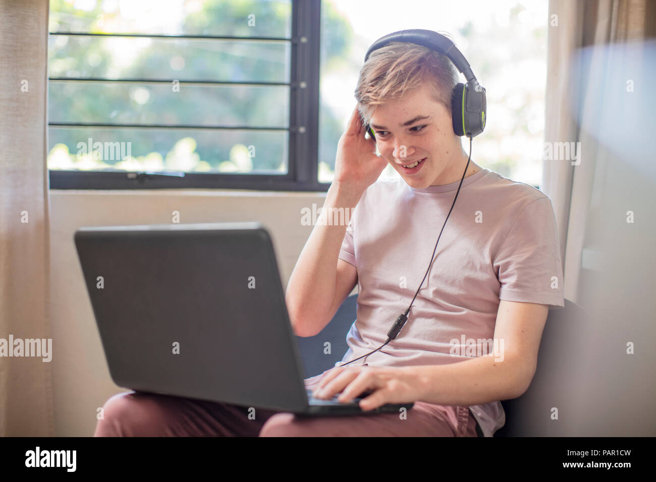 Kids video chatting hi-res stock photography and images - Alamy