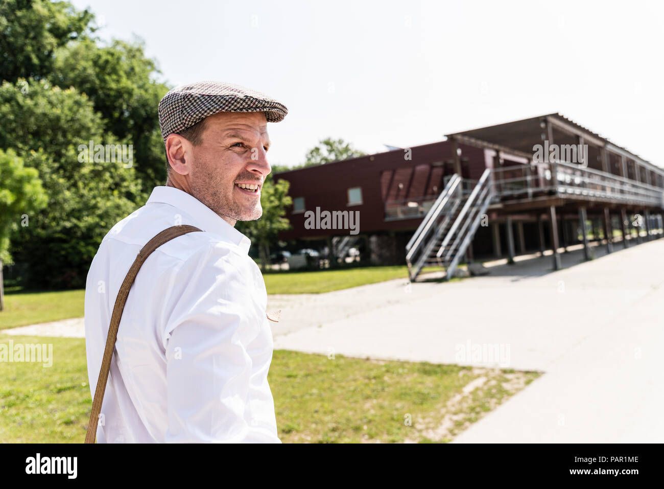 Man wearing flat cap hi-res stock photography and images - Alamy