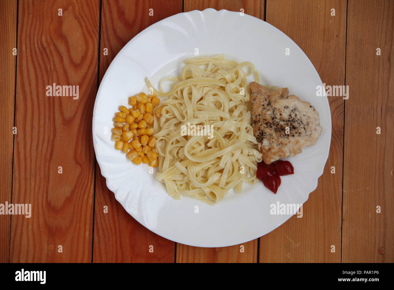 Chicken eating maize hi-res stock photography and images - Alamy