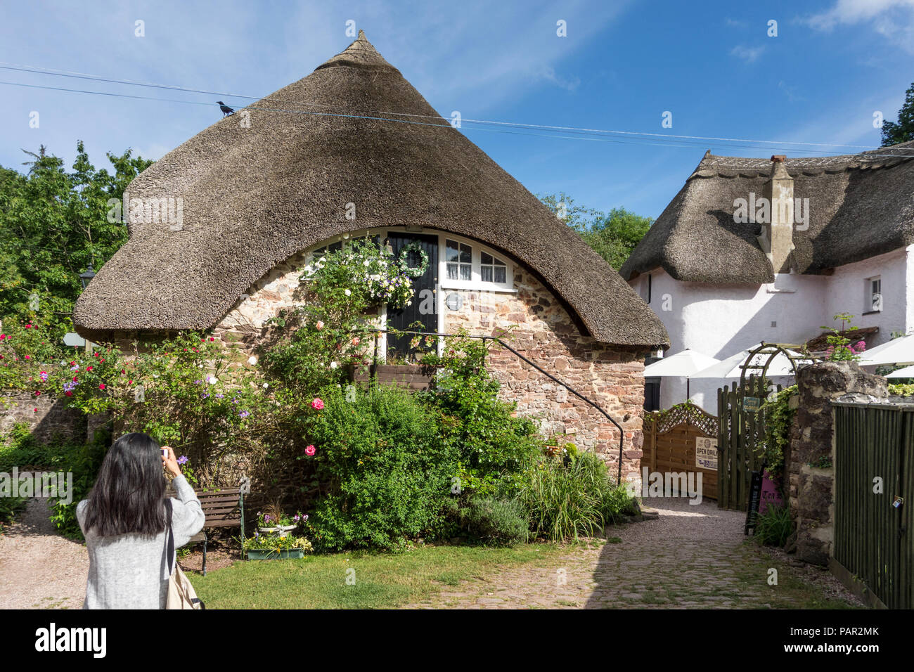 Thatched roof uk hi-res stock photography and images - Alamy