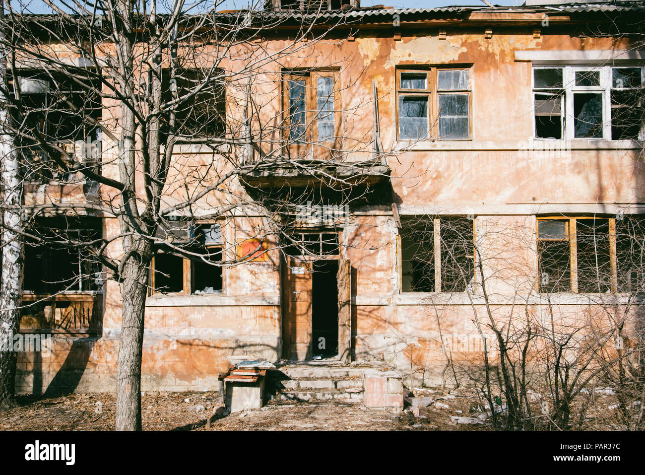 Abandoned exterior hi-res stock photography and images - Alamy
