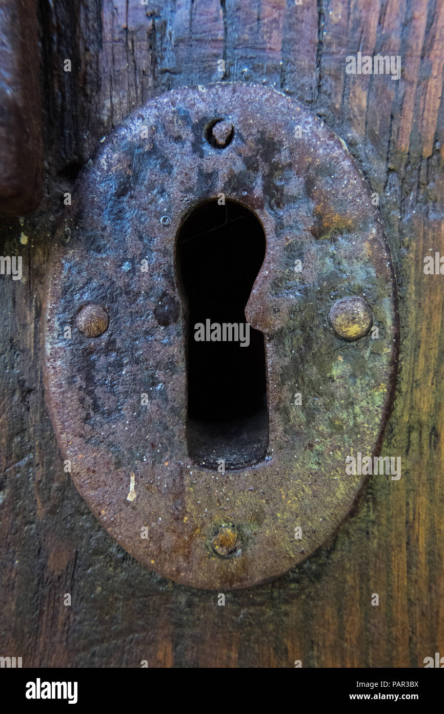 Ancient keyhole of a vintage wood door Stock Photo - Alamy