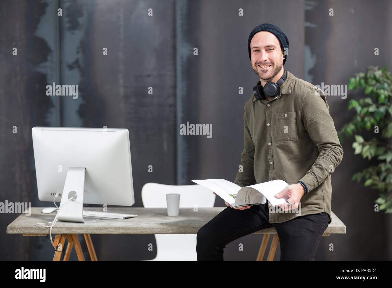 Smiling employees office desks hi-res stock photography and images - Alamy