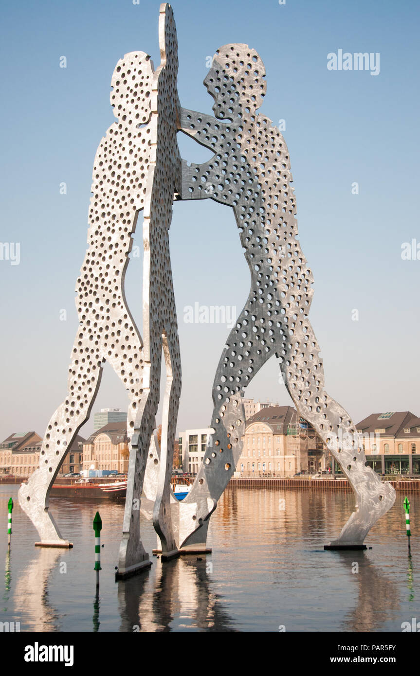 30m Molecule Man sculpture, designed by American artist Jonathan ...