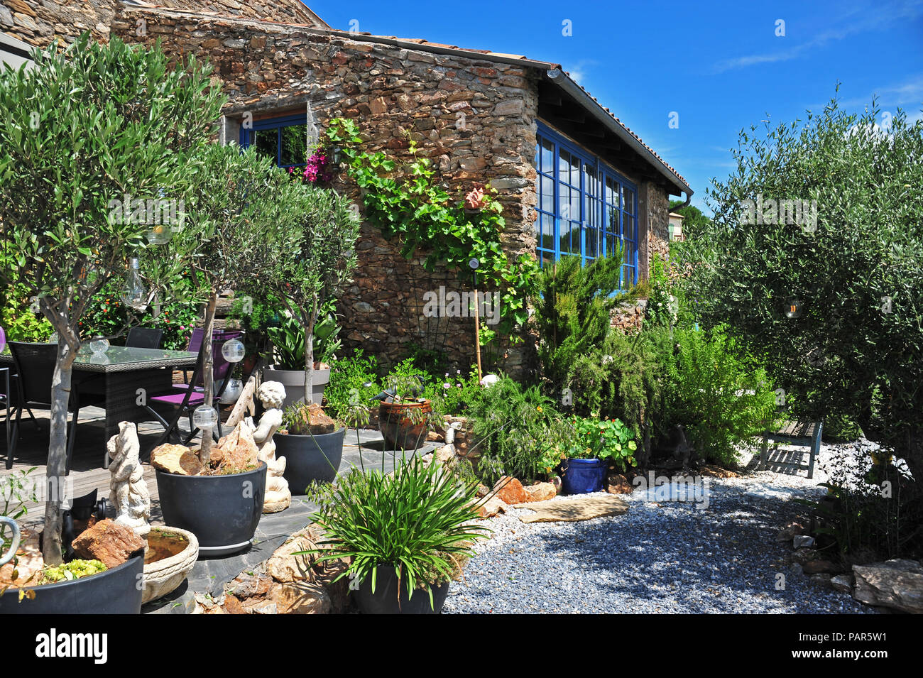 Wonderful courtyard garden of a French house in the South of France ...