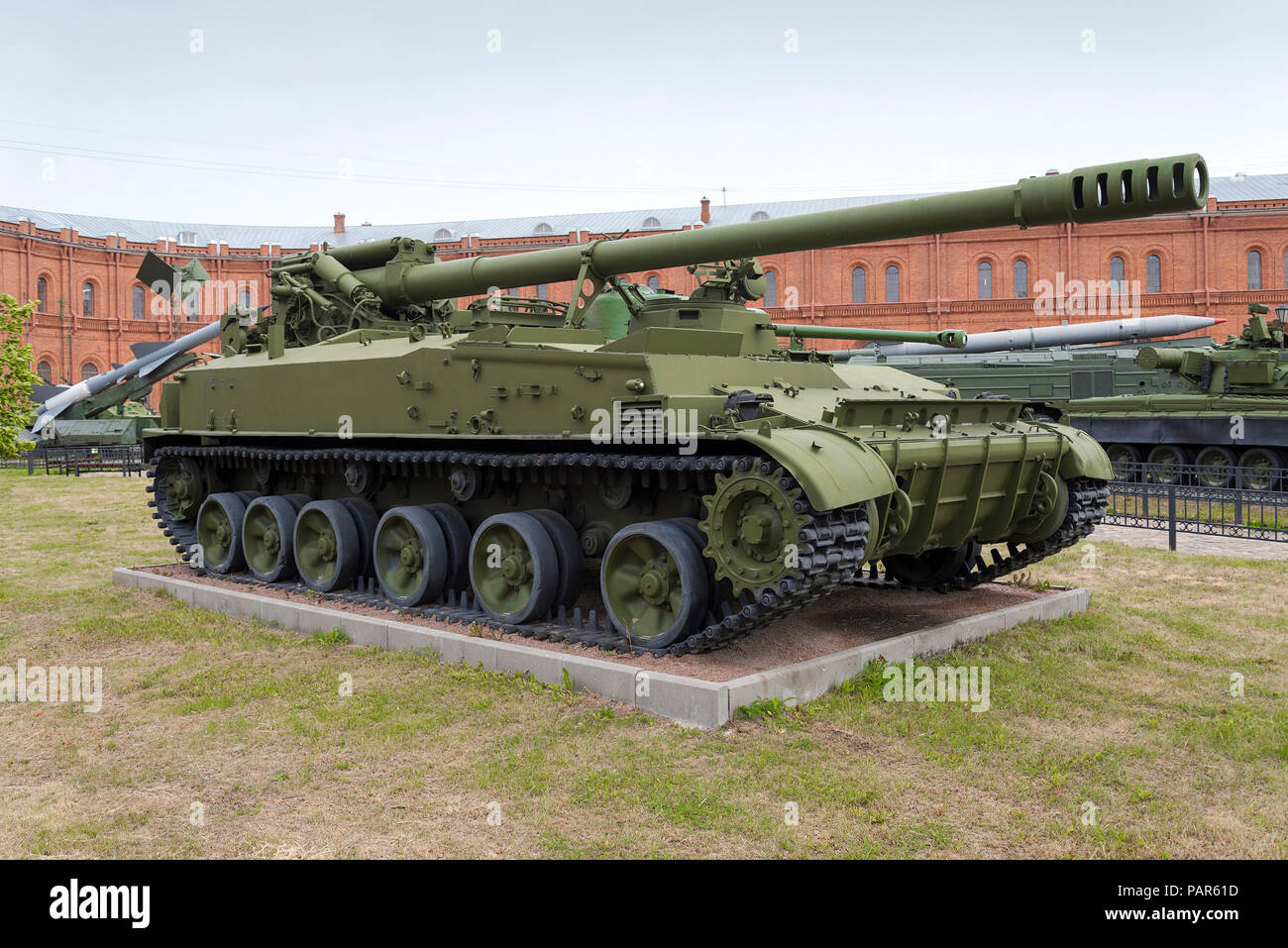 152 mm self propelled howitzer hi-res stock photography and images - Alamy