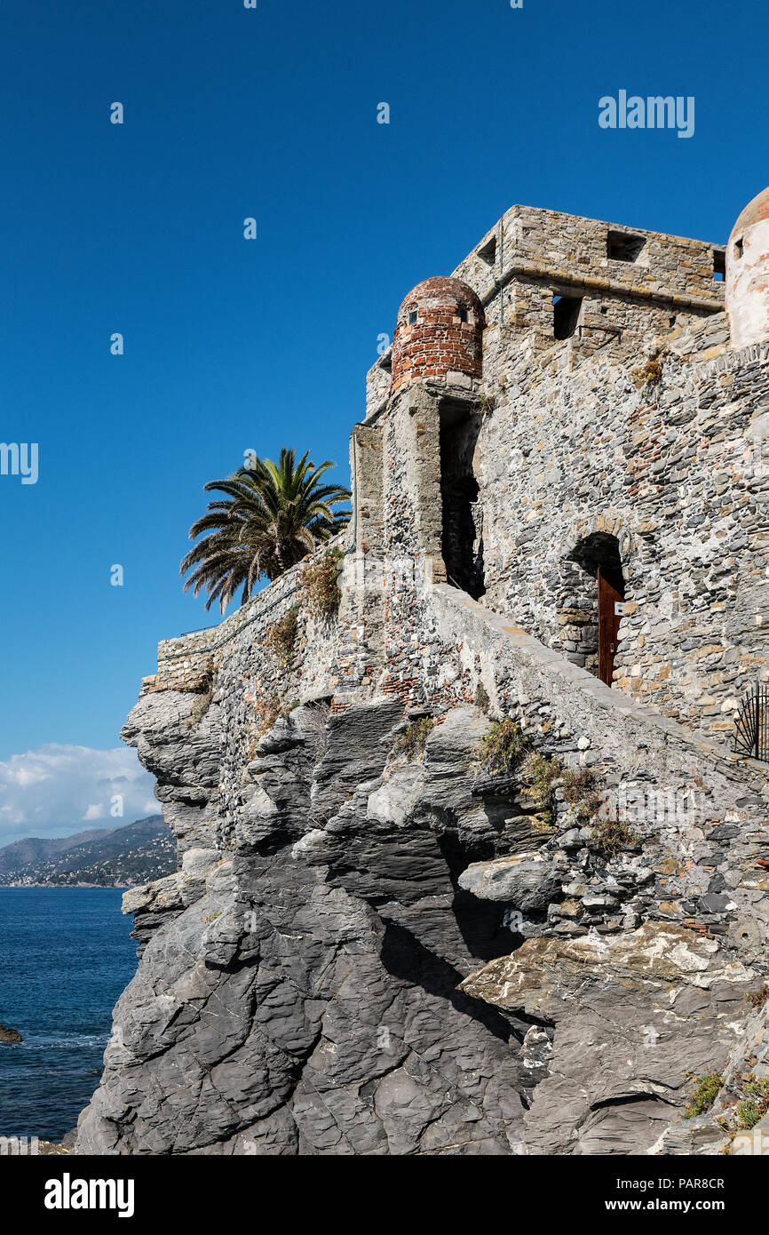 Medieval coastal castle hi-res stock photography and images - Alamy