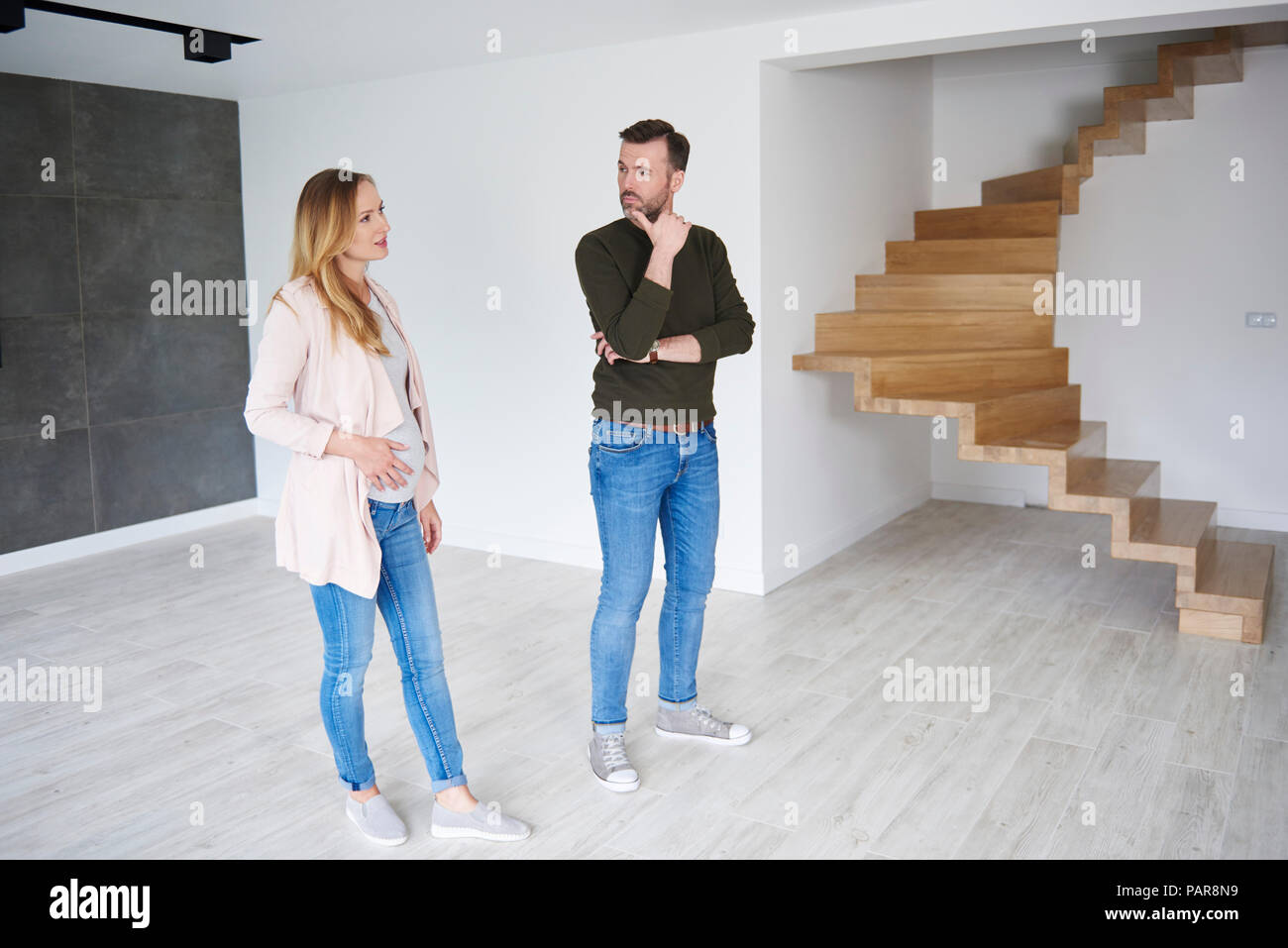 Empty flat hi-res stock photography and images - Alamy