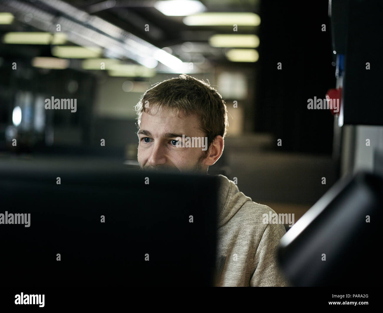 Man watching computer screen hi-res stock photography and images - Alamy