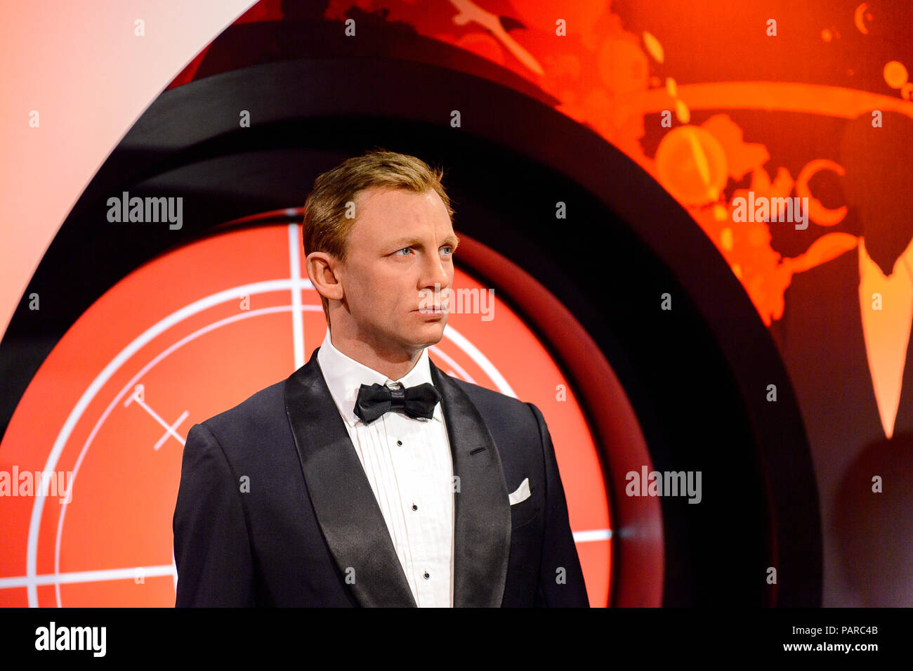 James bond with gun daniel craig hi-res stock photography and images ...