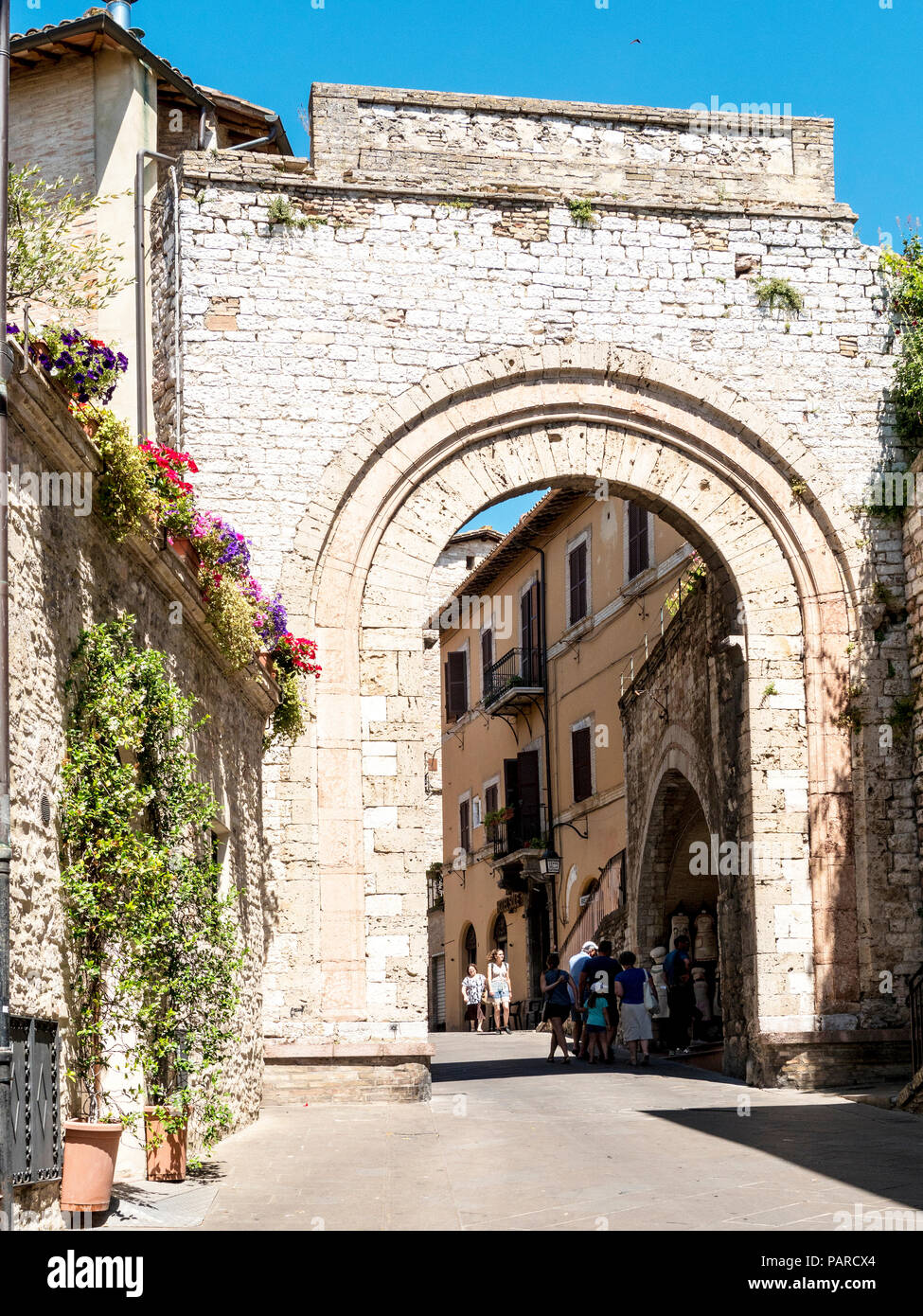 Arches italy courtyard italy hi-res stock photography and images - Alamy