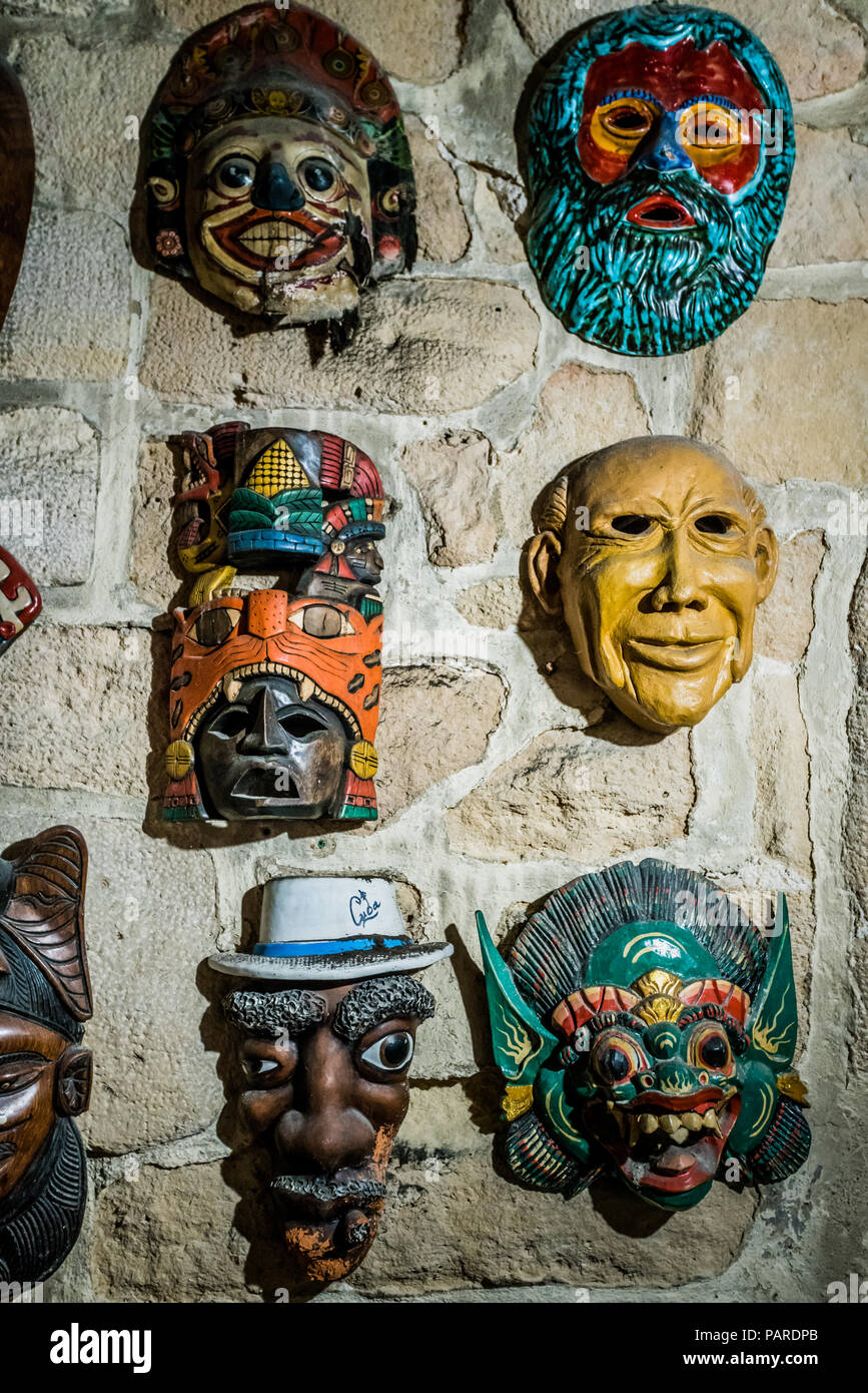 African masks flea market hi-res stock photography and images - Alamy