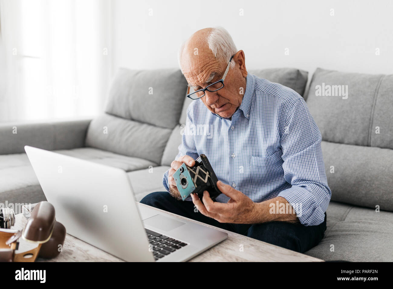 Camera connected to laptop hi-res stock photography and images - Alamy
