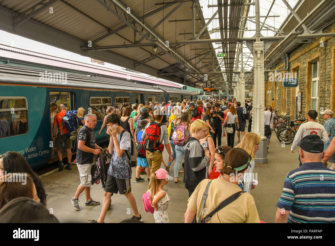 Train alongside platform hi-res stock photography and images - Alamy