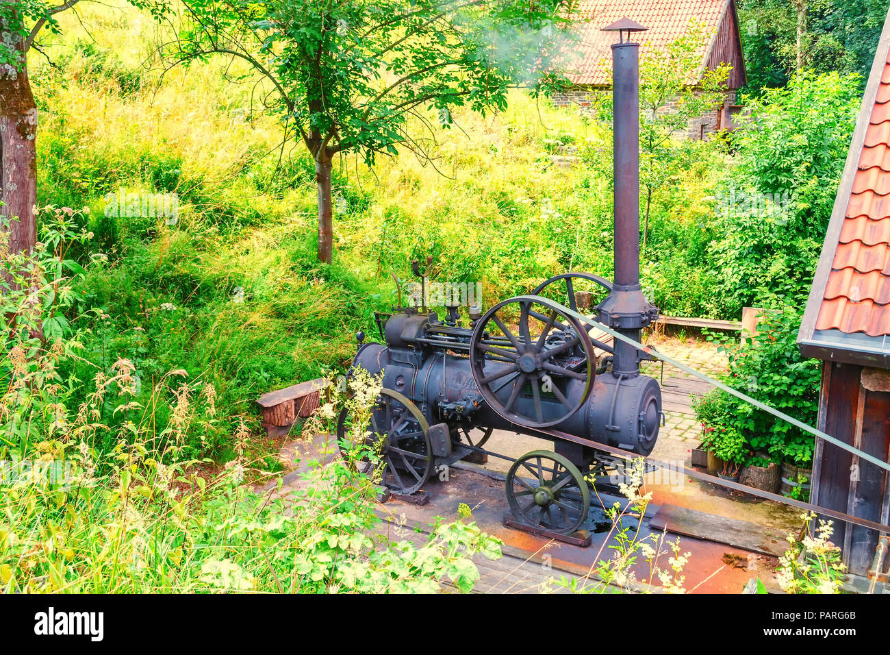 A steam engine traction engine driving a threshing machine Stock Photo ...