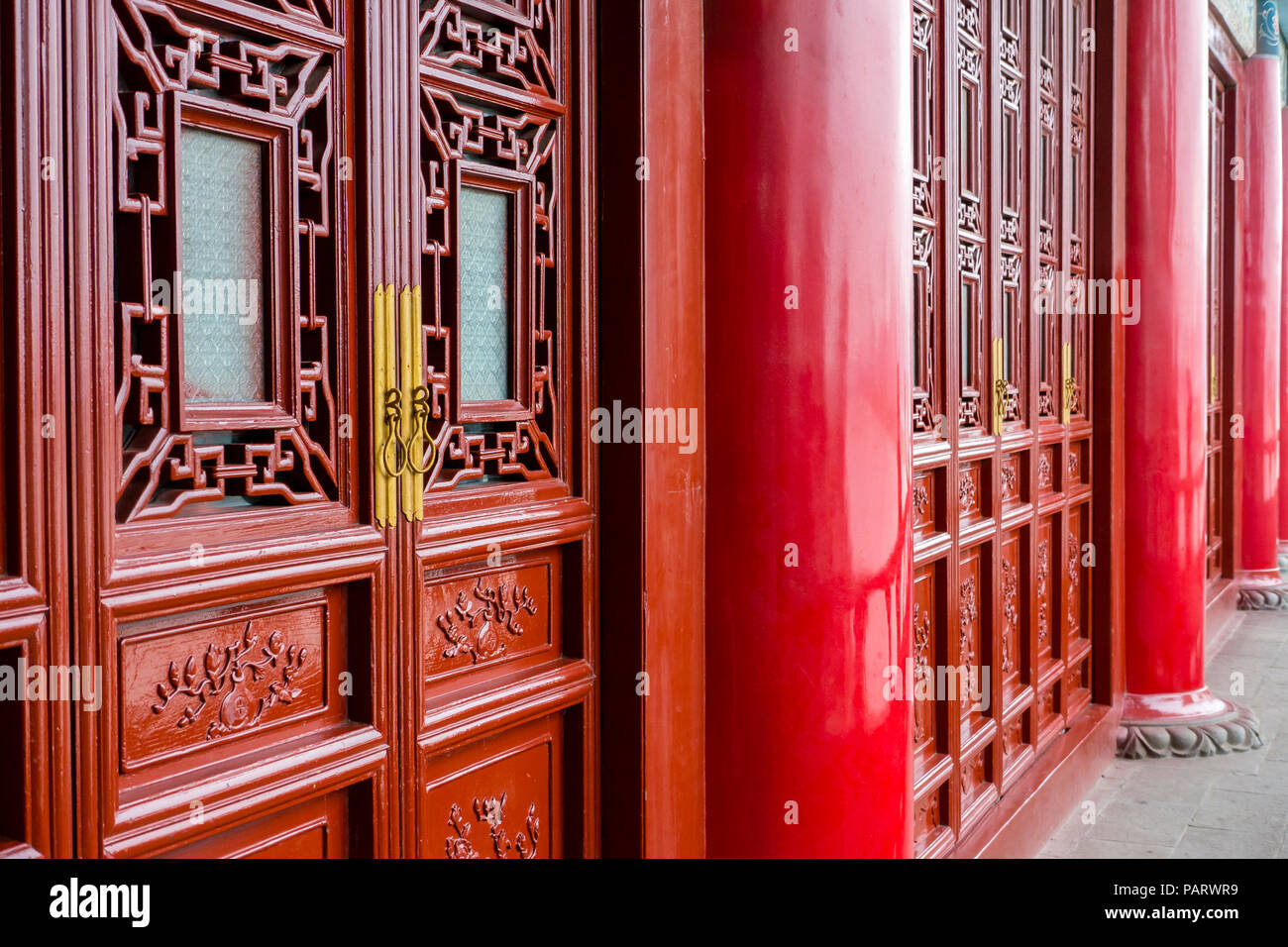 Traditional chinese door design door hi-res stock photography and ...