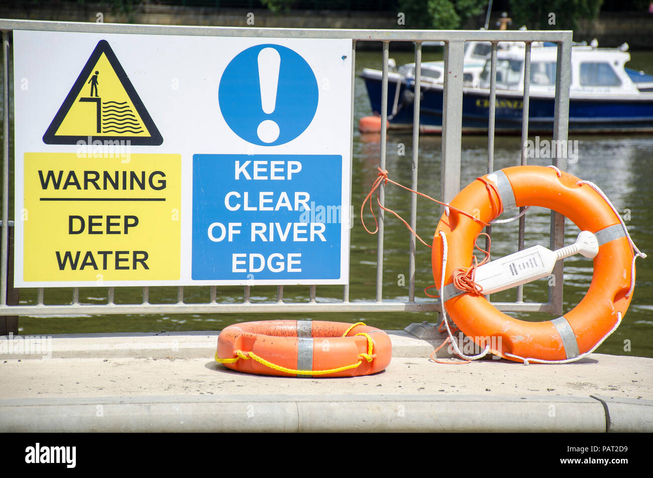 Putney signs hi-res stock photography and images - Alamy