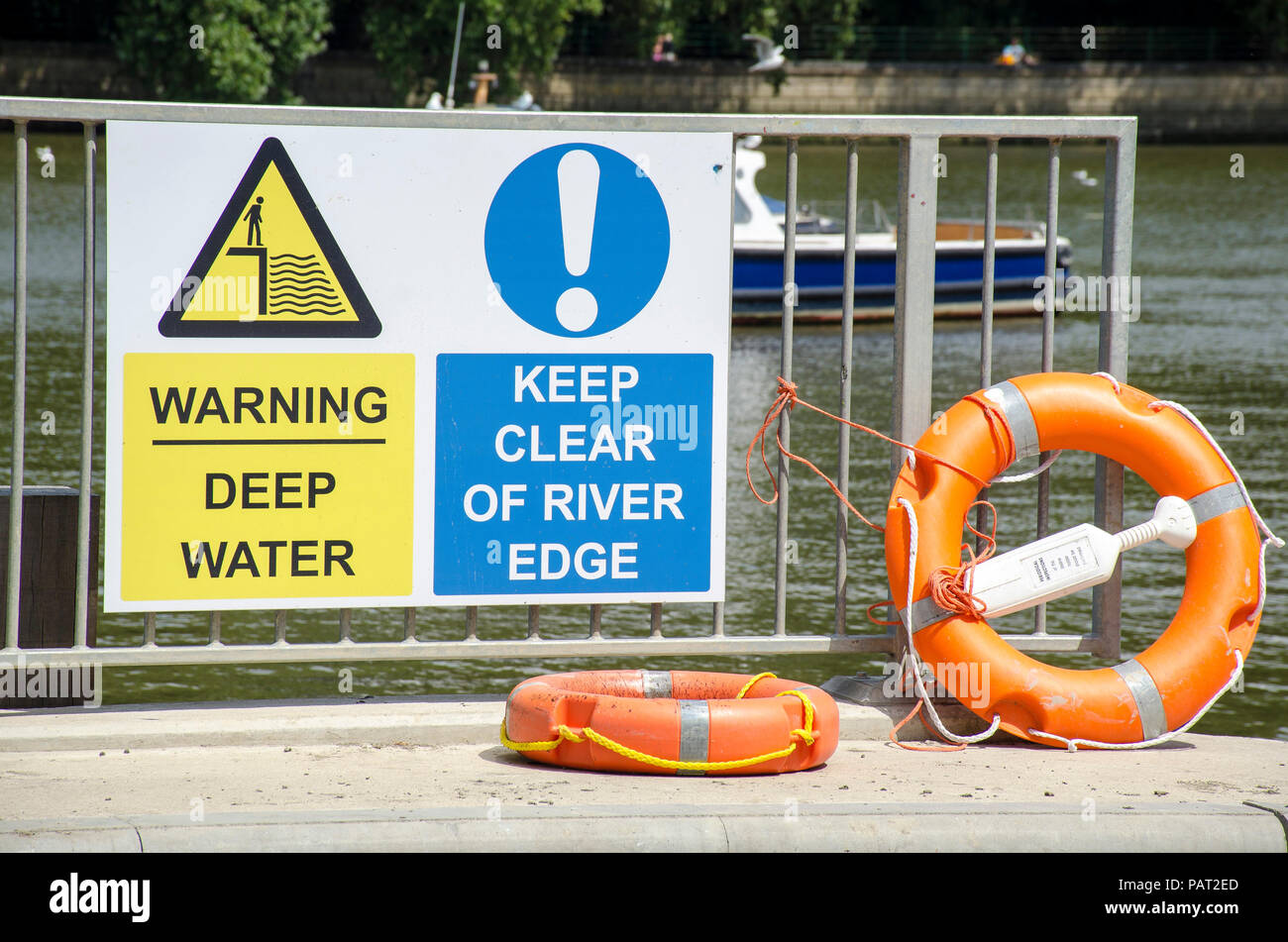 Putney signs hi-res stock photography and images - Alamy