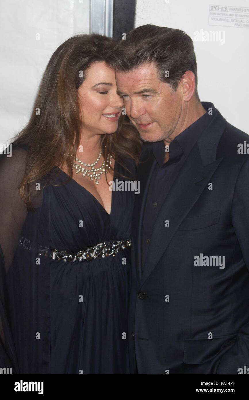 Celeb keely shaye smith pierce brosnan hi-res stock photography and ...