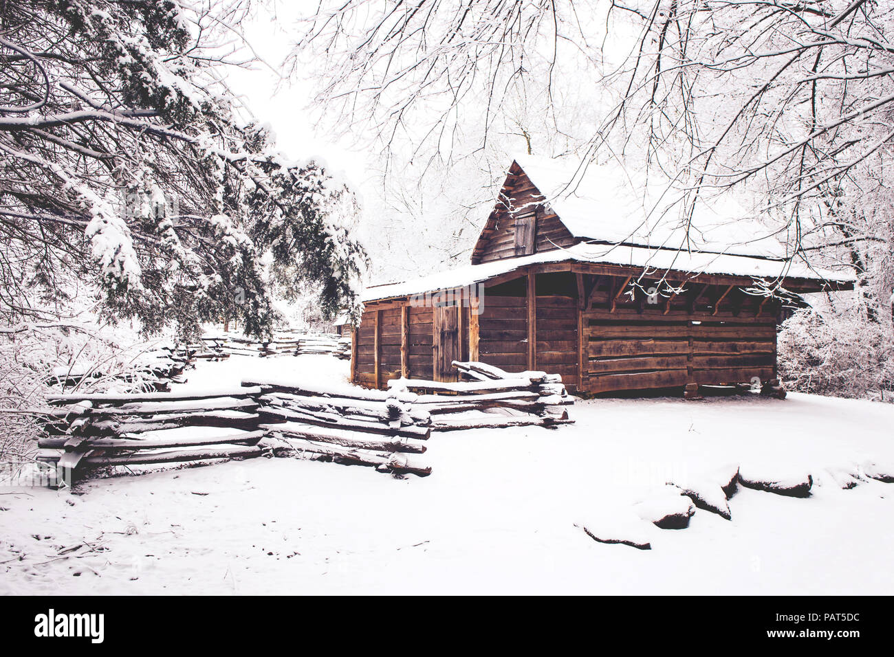 Barn in Snow Stock Photo - Alamy
