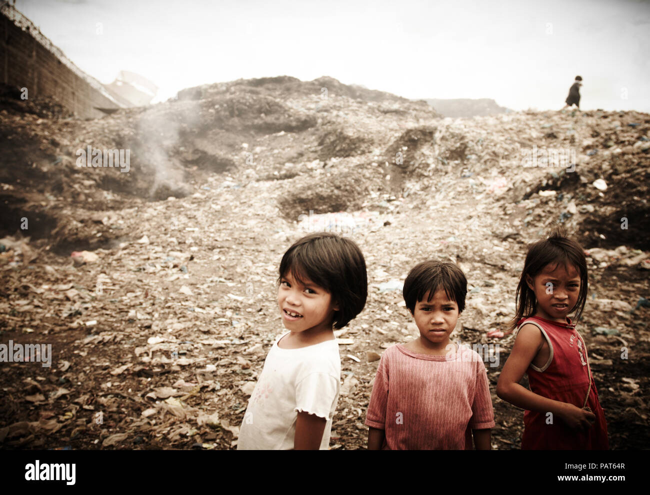 Garbage mountain philippines hi-res stock photography and images - Alamy
