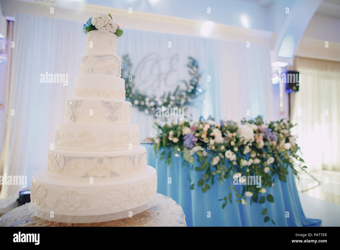Table setting beautiful cake hi-res stock photography and images - Alamy